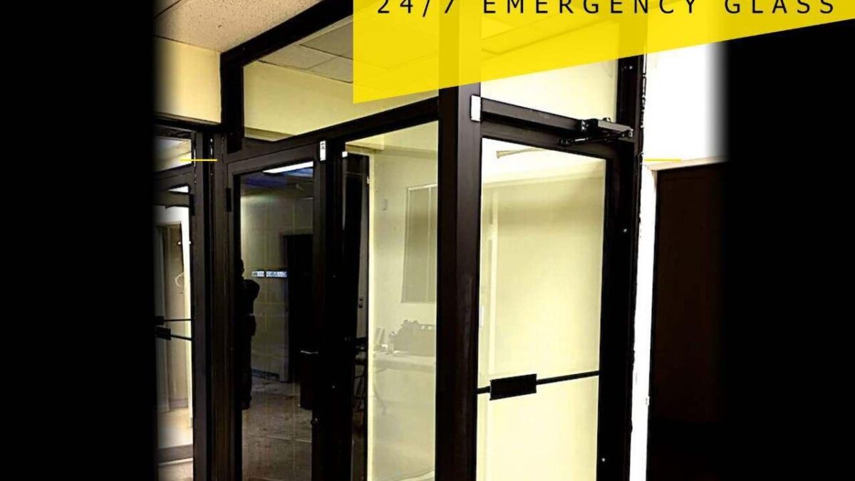 B Tube Vestibule in North York, ON | Anodized + Hardware & safety Glass